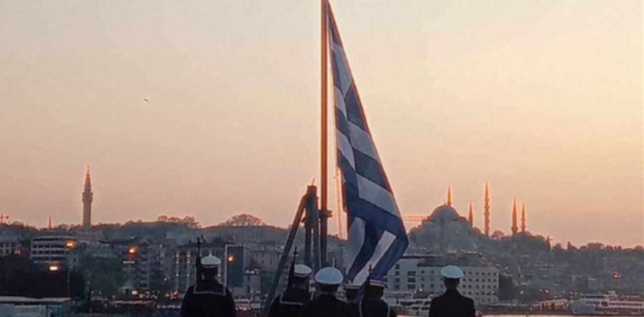 Επαρση της ελληνικής σημαίας της Φ/Γ Θεμιστοκλής με φόντο την Αγία ...