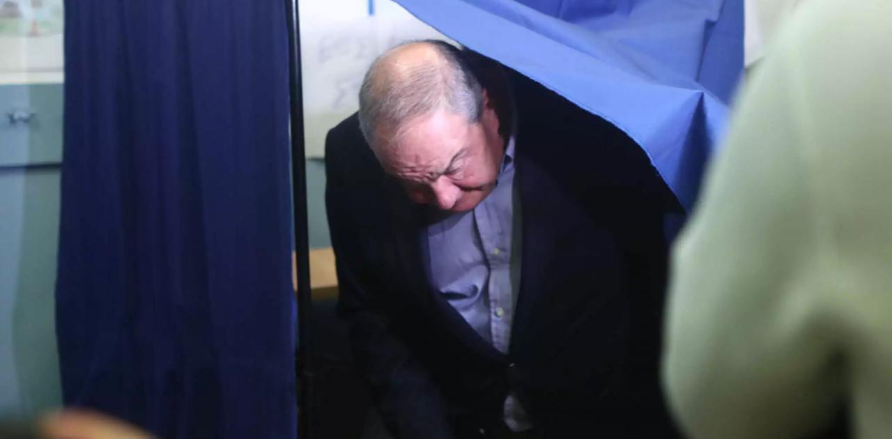 Κώστας Καραμανλής: Έμεινε δύο λεπτά πίσω από το παραβάν | Pentapostagma