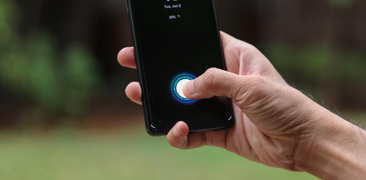 Έπαθες... iphone finger; Τι συμβαίνει με το μικρό σου δαχτυλάκι ...