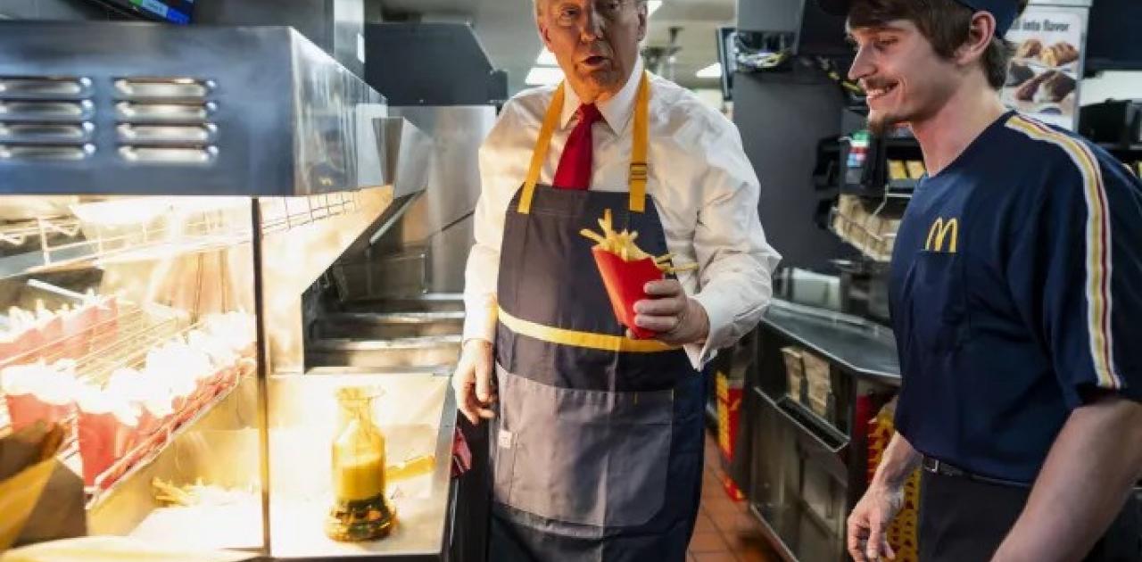 Τα δίνει όλα ο Τραμπ ενόψει εκλογών: Πήγε σε McDonald's και τηγάνισε ...