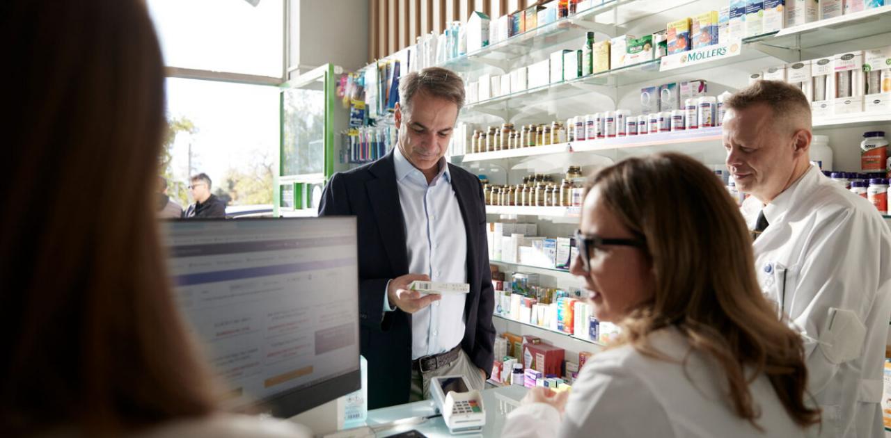 Ο Μητσοτάκης σε φαρμακείο της Αθήνας: Πήρε self test για τον καρκίνο ...