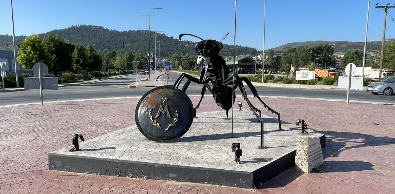 Το άγαλμα μυρμήγκι στην είσοδο των Φαρσάλων - Ποιοι ήταν οι μυθικοί ...