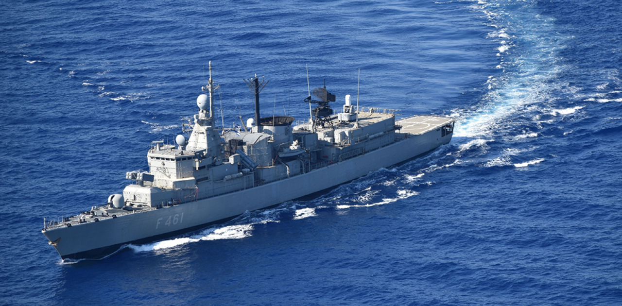 Η ελληνική φρεγάτα ΝΑΥΑΡΙΝΟ στα ανοικτά του Λιβάνου ενώ οι Ορθόδοξοι ...