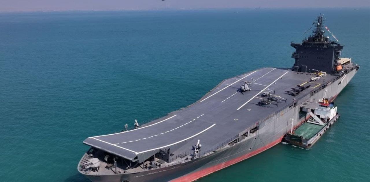 Video: Iran has adopted the world's strangest aircraft carrier ...