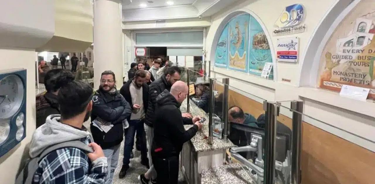 Φεύγουν άρον άρον με πλοία και αεροπλάνα από την Σαντορίνη ...