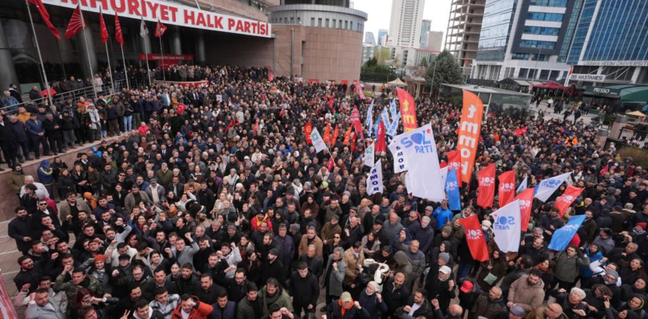 Φιλούν το χέρι του Σουλτάνου Ερντογάν ενώ καίγεται η Τουρκία ...