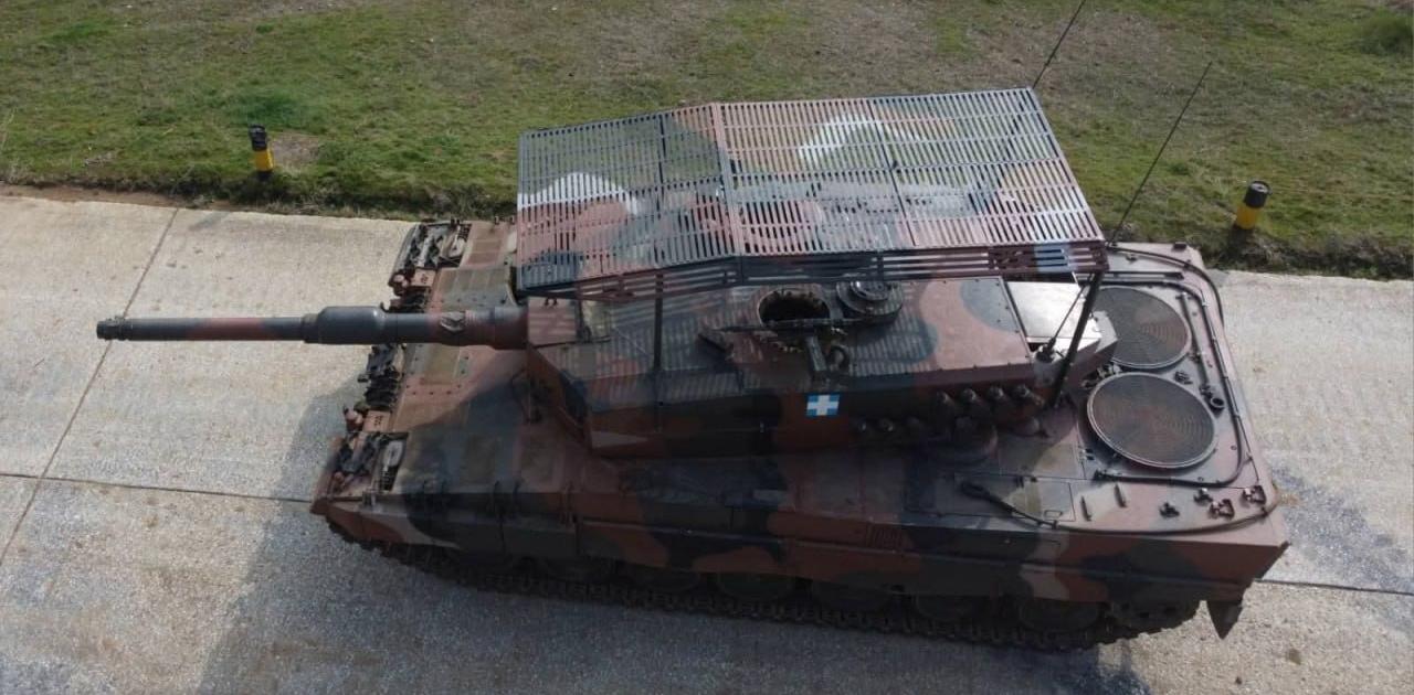 Φωτογραφία ελληνικού άρματος μάχης Leopard 2A4 με ειδική προστασία από επιθέσεις drones και FPV ...