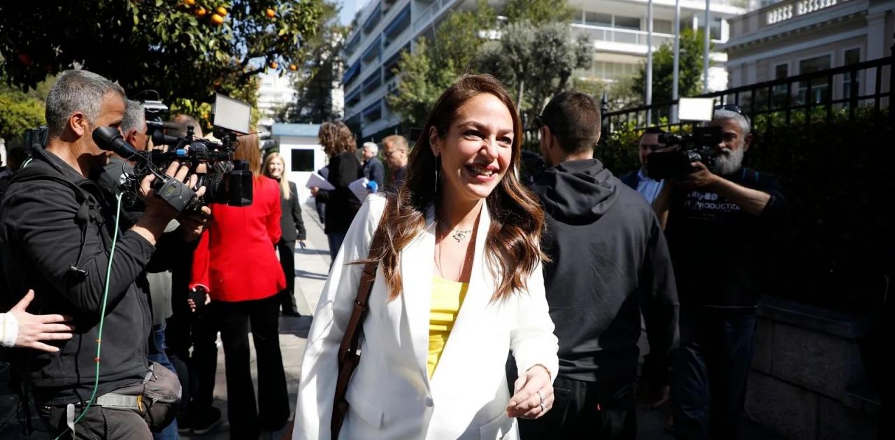 Ορκωμοσία νέας κυβέρνησης: Τα «πηγαδάκια», η έγκυος Δόμνα και ο ...