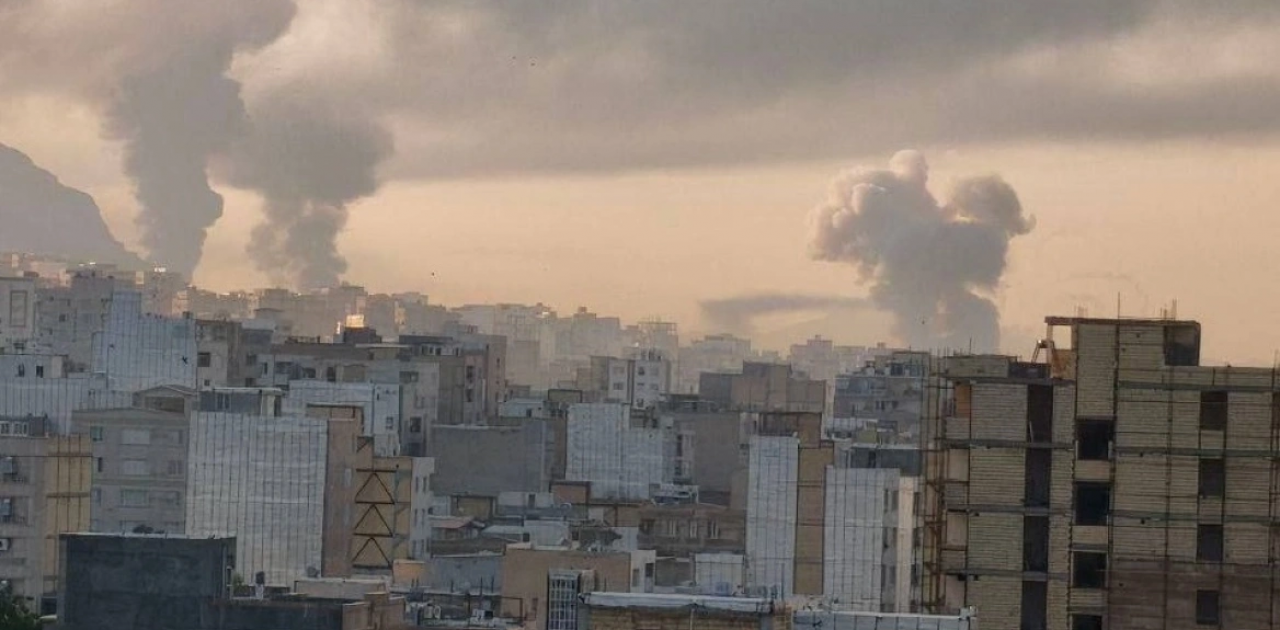 Το Ισραήλ σφυροκοπά το Ιράν: Βομβάρδισε την Τεχεράνη, ζημιές σε ...