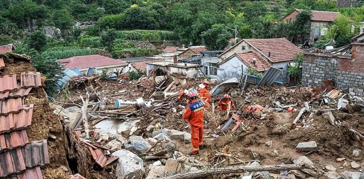 Φονική κακοκαιρία στη Βόρεια Κίνα: Καταρρακτώδεις βροχές βυθίζουν χωριά ...