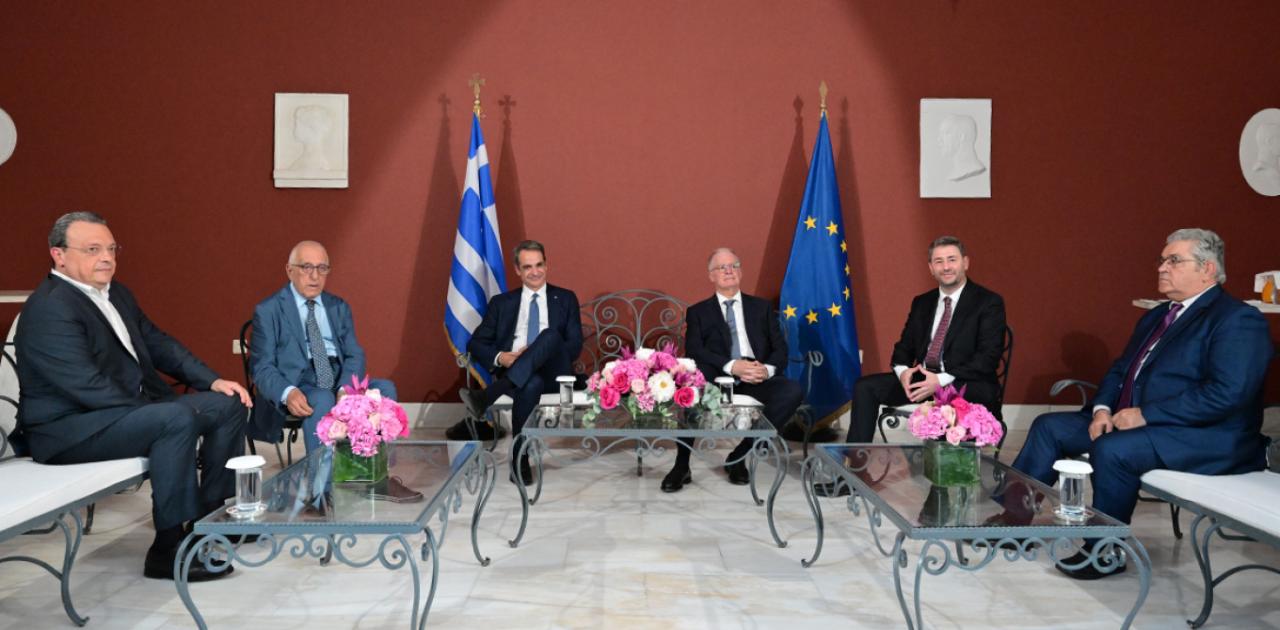 51η επέτειος από την αποκατάσταση της δημοκρατίας: Σε κλίμα αμηχανίας η ...