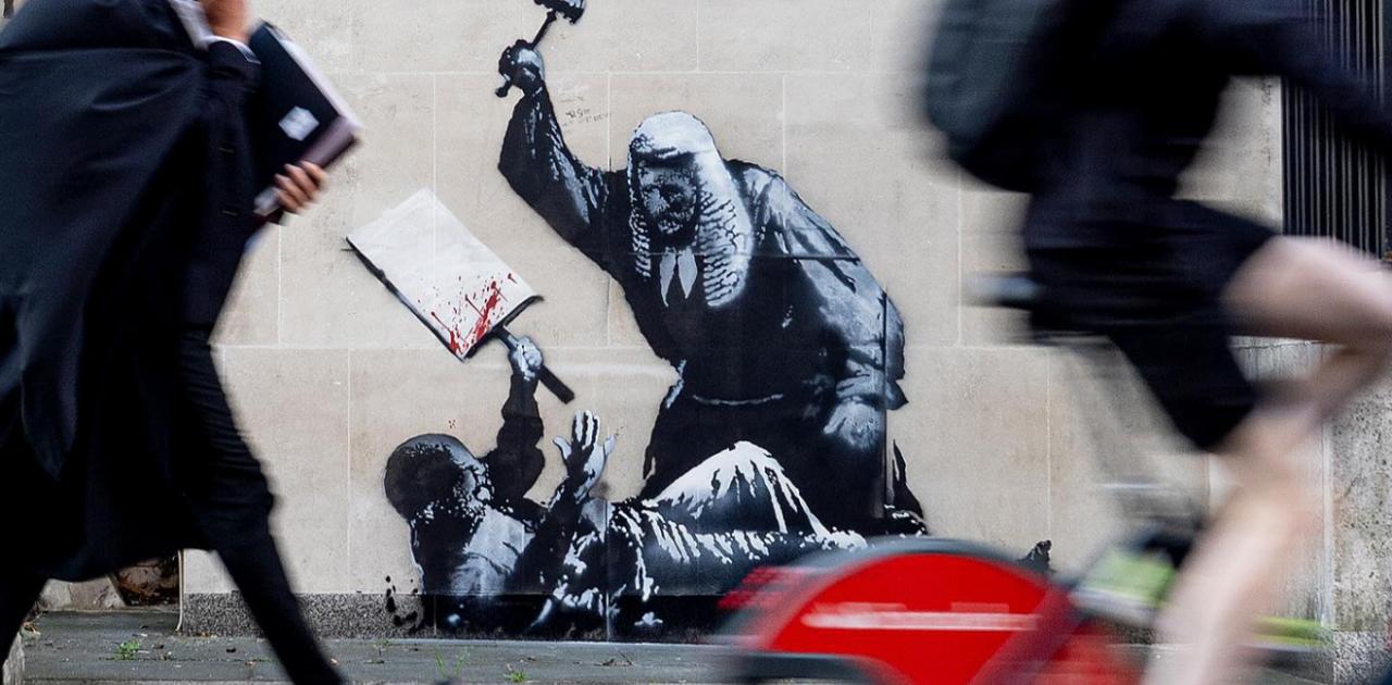 Ο Banksy «χτυπησε» τη Δικαιοσύνη στο Λονδίνο: Έσβησαν την τοιχογραφία ...