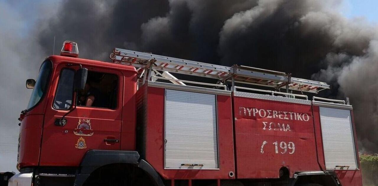 Πύρινη κόλαση στο Μενίδι - Η φωτιά επεκτάθηκε σε εργοστάσιο παπουτσιών | Pentapostagma