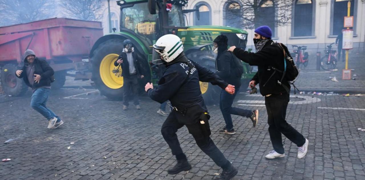 Σκηνές Αποκάλυψης στις Βρυξέλλες! Αγρότες εναντίον αστυνομίας σε έναν ...
