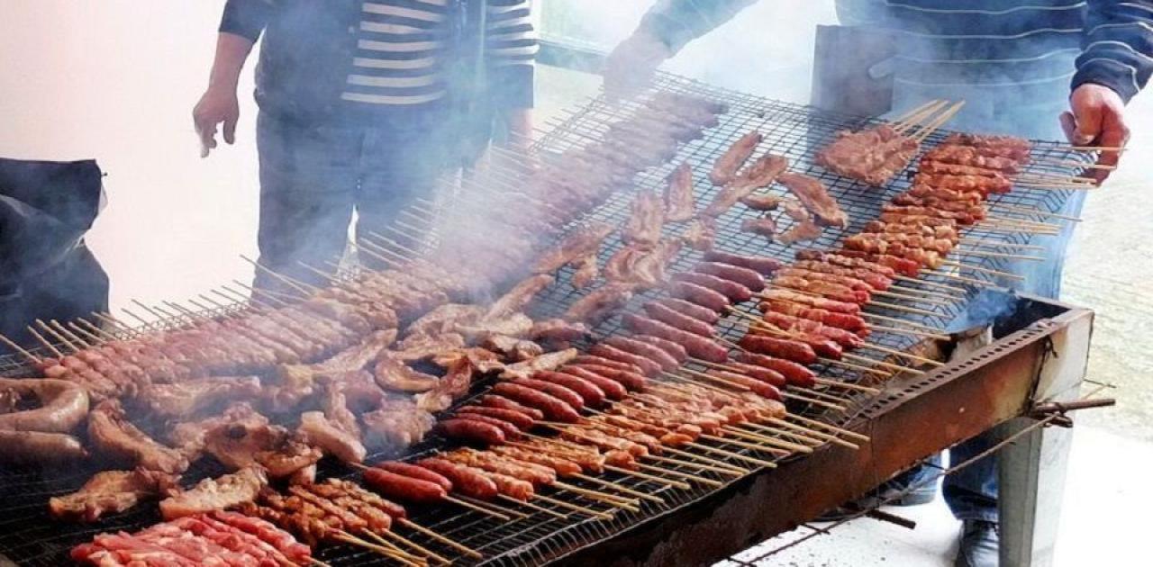 Τσικνοπέμπτη: «Φωτιά» οι τιμές – Αυξήσεις έως 13% στο παραδοσιακό ...
